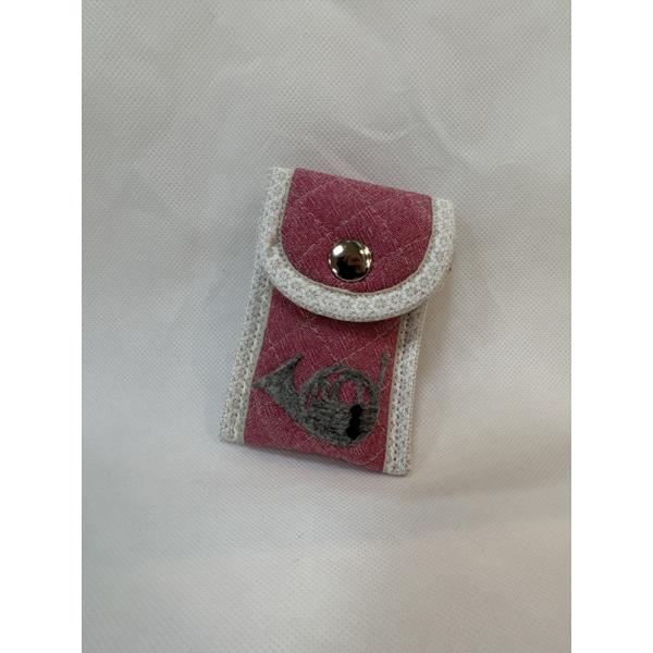 楽器の羊毛フェルト刺繍が入ったハンドメイドのマウスピースポーチ。金管楽器用はマウスピースの落下を防ぐボタンタイプ■ホルン用■1本用【ご使用上の注意】■ハンドメイドの為、商品よって風合いが異なりますので予めご了承ください。■フェルト刺繍の毛羽...