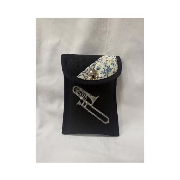 楽器の羊毛フェルト刺繍が入ったハンドメイドのマウスピースポーチ。金管楽器用はマウスピースの落下を防ぐボタンタイプ■トロンボーン用■1本用【ご使用上の注意】■ハンドメイドの為、商品よって風合いが異なりますので予めご了承ください。■フェルト刺繍...