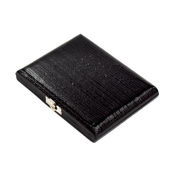 外装表面の素材には日本製の「うるし紙」を使用しております。（うるしのかぶれ等はございませんのでご安心ください）※【ブラック】につきまして、うるし紙の特徴でもあります紙の凹凸エンボス加工により本体と紙の間に空気が混入されておりますが、製品に問...