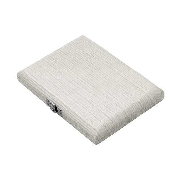 外装表面の素材には日本製の「うるし紙」を使用しております。（うるしのかぶれ等はございませんのでご安心ください）※【ブラック】につきまして、うるし紙の特徴でもあります紙の凹凸エンボス加工により本体と紙の間に空気が混入されておりますが、製品に問...