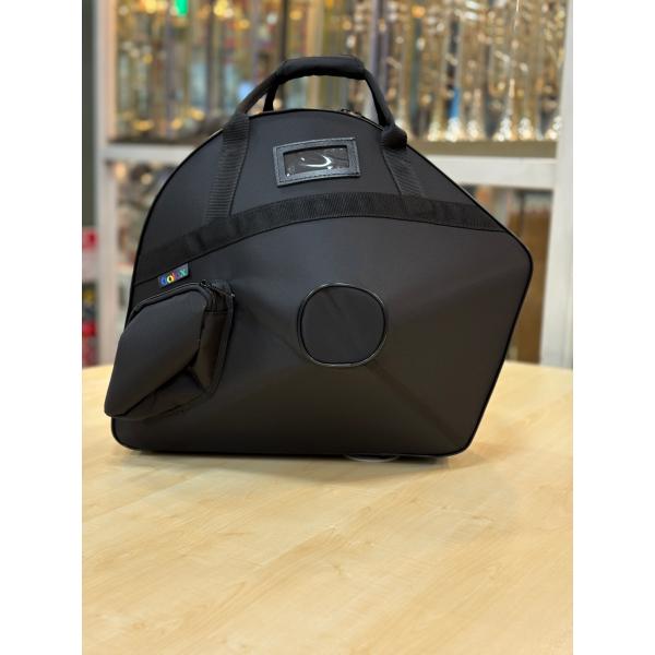 ベルカット専用に作られたケースです。硬質グラスファイバー製で内面の特殊加工により、わずか2.2kgの軽さで大人が座っても大丈夫な強度を実現。本体の上にベルが重なる設計でコンパクトに収納できます。（小物入れ付きです）※巻きが大きい楽器（XO、...