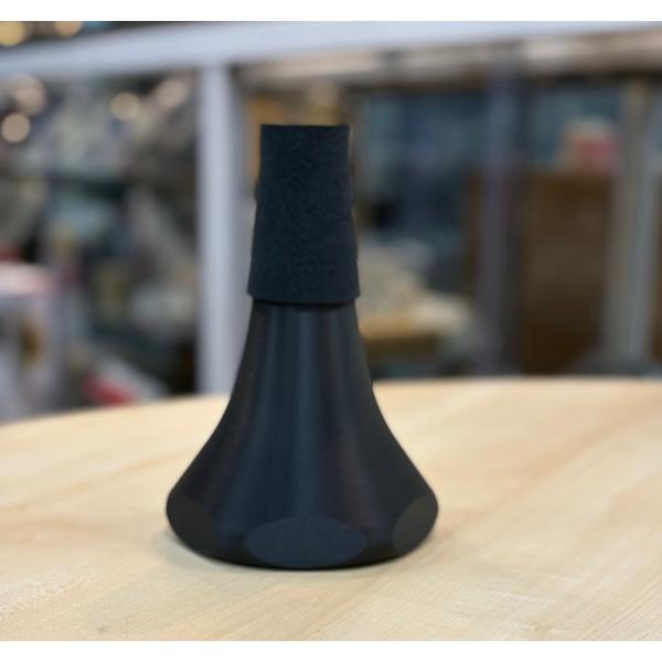 マウスピースやBrass-Refineでも話題沸騰中の工房、Glanzからプラクティスミュートが新発売になりました！こちらはGlanzの高山氏が木造住宅でプラクティスミュートを付けて楽器を吹いていたところ、それでも近隣住民から騒音の苦情をい...