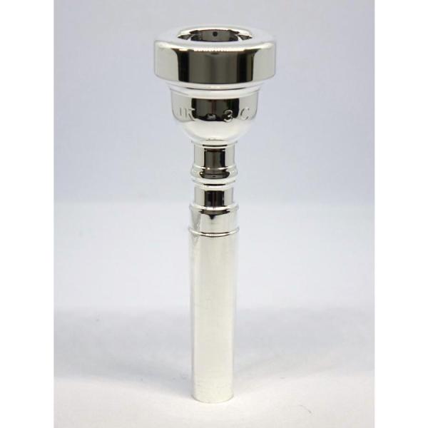 銀メッキ仕上げ。これまで独自に培ってきたノウハウをもとにアメリカで最も支持されている現代のマウスピースの要素を取り込んで設計された人気モデル。全てのジャンルで使用可能なスタンダードモデルです。JK社が第二次世界大戦後に駐留する米軍軍楽隊の奏...