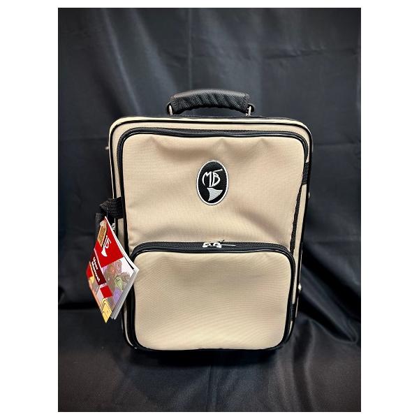 B♭管、E♭管 各1本を収できるダブルケース。ケース内部には小物収納スペースがあります。ケース前面にはジッパー付きポケットがあり小物を収納できます。■付属品・バックパックストラップ2本・ショルダーストラップ1本・マウスピースポーチ・レインカ...