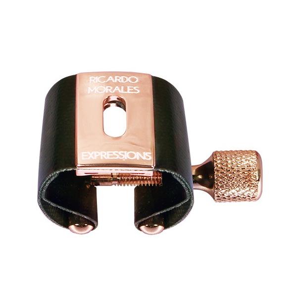 中心部の圧力解放孔が余分なリードの振動を逃がし、安定した吹奏感を維持します。全音域で一貫した芯の太いサウンドを生み出し、曲調に応じて息の入れ方を自在にコントロールできます。また、音の立ち上がりを支える独立可動レールにより、スタッカートなどの...