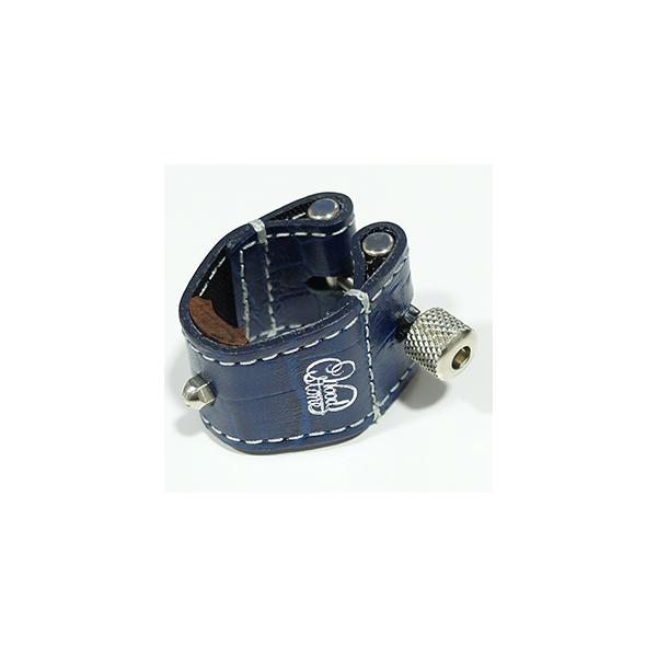 2025年限定生産仕様ハンドメイドリガチャーで希少な高級の木材【スネークウッド】を使用。グラナディラより重く硬い木材となっており、よりフォーカスされた響きが得られます。■B♭クラリネット用■バンドーレン用■本革部分：ヘビ皮模様/銀糸■金属部...