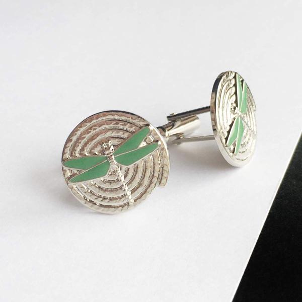 前にしか進まず退かない「勝ち虫」とされるとんぼをモチーフにしたカフスボタン（カフリンクス）。ビジネスシーンにぴったりなので、入社祝いや昇進祝いなど、贈り物にも喜ばれる商品です。【サイズ】直径およそ20mm作品は釉薬差し（色付け）、焼成、研磨...