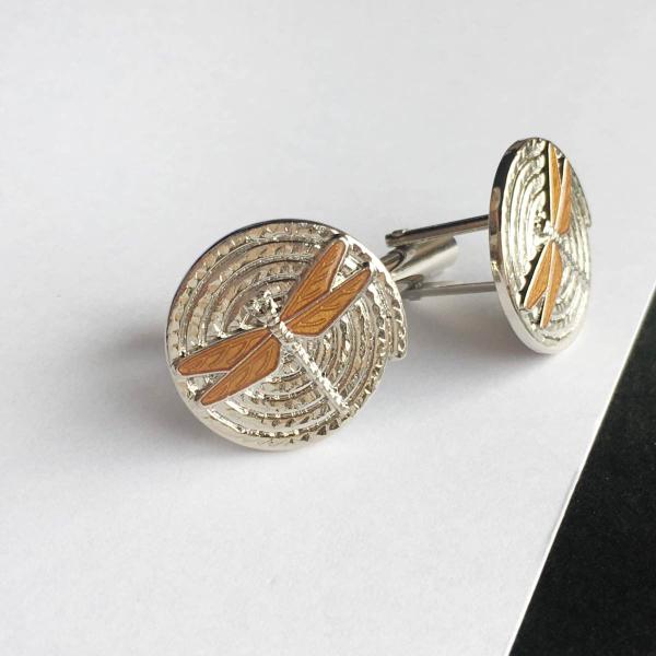 前にしか進まず退かない「勝ち虫」とされるとんぼをモチーフにしたカフスボタン（カフリンクス）。ビジネスシーンにぴったりなので、入社祝いや昇進祝いなど、贈り物にも喜ばれる商品です。【サイズ】直径およそ20mm作品は釉薬差し（色付け）、焼成、研磨...