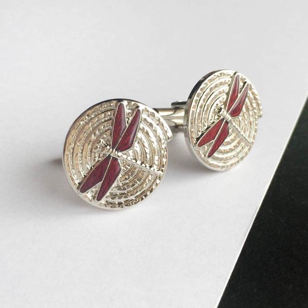 前にしか進まず退かない「勝ち虫」とされるとんぼをモチーフにしたカフスボタン（カフリンクス）。ビジネスシーンにぴったりなので、入社祝いや昇進祝いなど、贈り物にも喜ばれる商品です。【サイズ】直径およそ20mm作品は釉薬差し（色付け）、焼成、研磨...