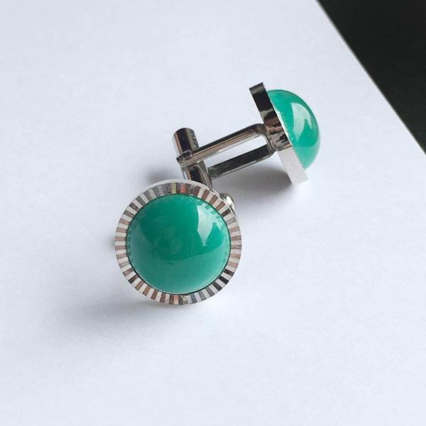 シンプルで七宝焼らしい高級感を持つ作品です。流行や年代に関係なくどなたにもお使いいただけるデザインなので、プレゼントにもぴったりです。【サイズ】直径およそ18mm 厚み7mm作品は釉薬差し（色付け）、焼成、研磨を繰り返し、ひとつひとつ手作業...