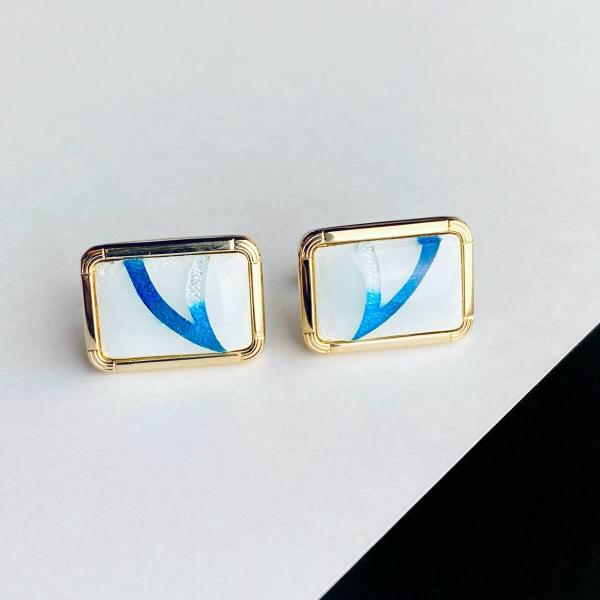 太田七宝100周年を記念してデザインされ、長く愛されている作品です。100周年記念のデザインが考えてられていた当時、地球にハレー彗星が接近していたことから、彗星の特徴である長い尾をグラデーションで表現したこのモチーフが選ばれました。古くから...