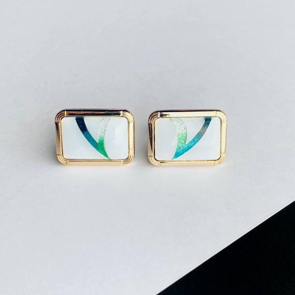 太田七宝100周年を記念してデザインされ、長く愛されている作品です。100周年記念のデザインが考えてられていた当時、地球にハレー彗星が接近していたことから、彗星の特徴である長い尾をグラデーションで表現したこのモチーフが選ばれました。古くから...