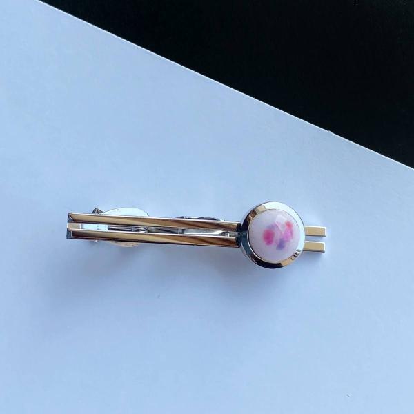 若い世代の方にも使っていただけるパステルカラーのネクタイピンです。カジュアルなデザインですが、七宝部分に純銀素地を使用することで、七宝焼らしい高級感を演出しました。【サイズ】長さ50mm　トップ部直径13mm作品は釉薬差し（色付け）、焼成、...
