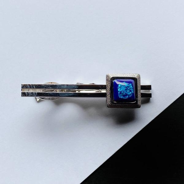 銀箔の上に透明釉薬を施し、シンプルな高級感のあるデザインでシーンを選ばないネクタイピンです。【サイズ】長さ50mmトップ部およそ13mm（七宝部分9mm）作品は釉薬差し（色付け）、焼成、研磨を繰り返し、ひとつひとつ手作業で作っています。同じ...