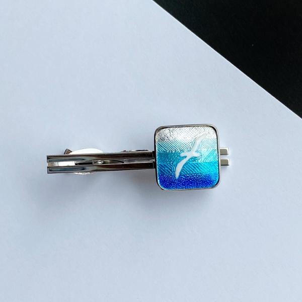 海辺を舞うカモメと海のグラデーションが美しい箔押し七宝です。自由に空を羽ばたく鳥のモチーフは「飛躍」「自由」の象徴とされる人気のモチーフです。軽やかに空を舞うカモメたちのアクセサリーには、身につける人に幸運をもたらす力があると言われています...