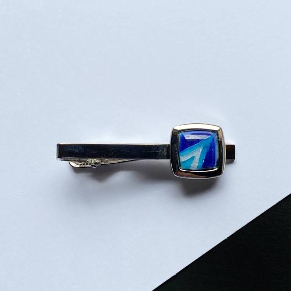 ほうき星とも呼ばれる彗星を表現したグラデーションが美しい作品です。「夢」と「希望」を象徴する星のモチーフは、西洋では悪を封じる魔除けとされてきました。星モチーフは光の象徴でもあり、手にする人に自信や明るさを与えてくれると言われています。夢を...