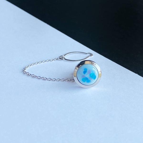 若い世代の方にも使っていただけるパステルカラーのタイタックです。カジュアルなデザインですが、七宝部分に純銀素地を使用することで、七宝焼らしい高級感を演出しました。【サイズ】直径13mm作品は釉薬差し（色付け）、焼成、研磨を繰り返し、ひとつひ...