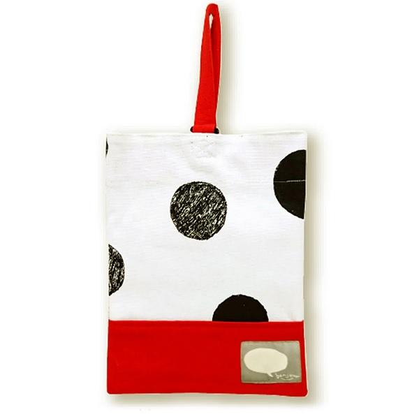 【送料無料】シンプルだけどかわいい配色で大人気！お洗濯しやすい綿100％のシューズバッグです。ネームタグ付きなので安心。ポケットがかわいいアクセントになっています。本体素材:綿　100％サイズ:約30×22cm