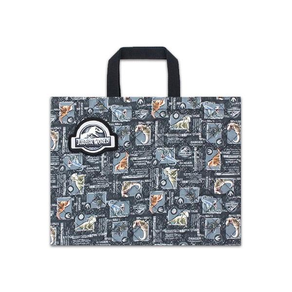 丈夫なキルティング生地のレッスンバッグ。内側の短い持ち手は、机の横にかけても床に引きずることなくとっても便利！内側ポケット　めくれるお名前ワッペンつき。本体素材:ポリエステルサイズ:約高さ 約310×横幅 約395mm