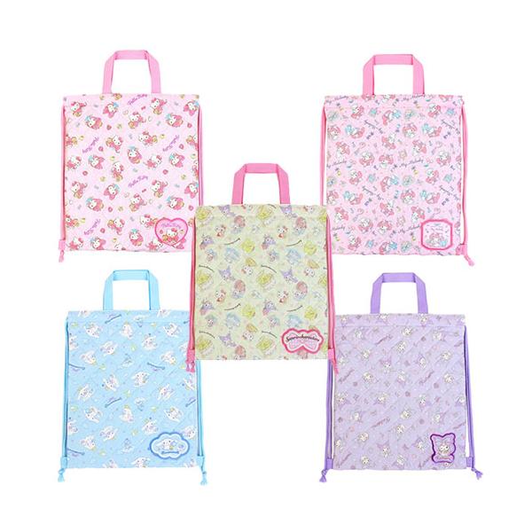 丈夫なキルティング生地のナップサックバッグ。内側の短い持ち手は、机の横にかけても床に引きずることなくとっても便利！めくれるお名前ワッペンつき。■商品サイズ(約) H400×W355mm■ポリエステル100%■生産国 中国