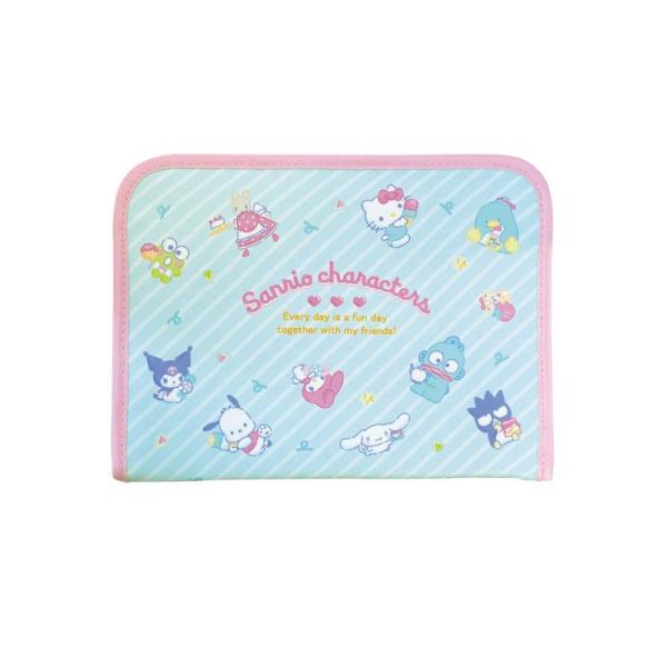 サンリオキャラクターが大集合！レトロなストライプにイラストがカワイイマルチケースです。何が入っているか見えやすいジャバラ式、小物が収納できるファスナーポケット、カード入れ12室がある使いやすさに加え、かさばりにくいスリムタイプ素材 ポリエス...
