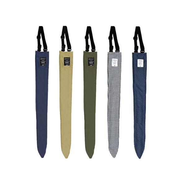 電車に乗るときや車など、濡れている傘を入れて持ち運べる便利な長傘カバーです。このポーチなら、長さを2段階に調整も可能。ストラップ付きなのもうれしいポイント。移動の際にはもちろん、ヘッドレストに取り付けが可能なので車用の傘カバーにも。片側がフ...