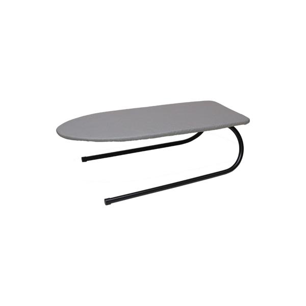 2本脚で折りたたみ可能なアイロン台。『つ』の字の２本脚だから、シャツやスカートなど筒状の衣類を差し込んで、そのままアイロンかけができます。舟型形状のため前身頃、肩、胴周りをスムーズにかけられます。脚部は折りたたみ式。コンパクトに収納できるの...