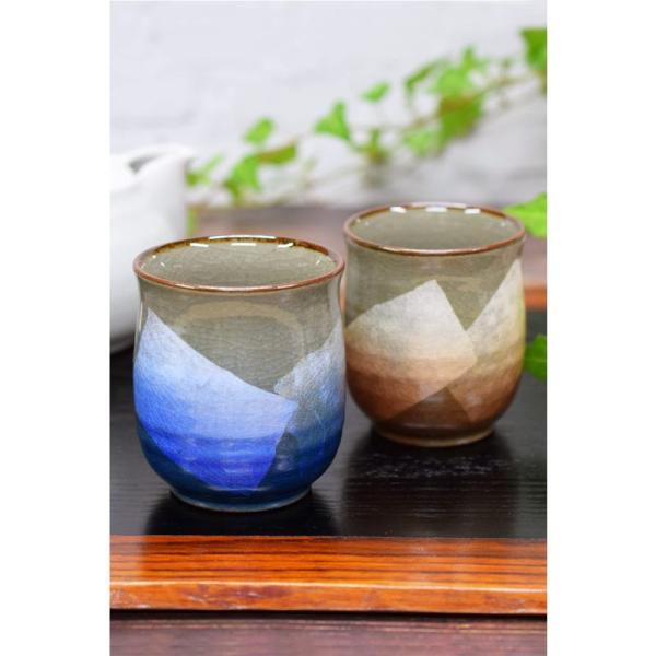 【商品名】　九谷焼 夫婦湯呑み 銀彩 陶器 ペア 湯呑み プレゼント ギフト 還暦祝い 【商品説明】　・サイズ：湯呑み（大）径 7cm×高さ 8cm・サイズ：湯呑み（小）径 6.7cm×高さ 7.9cm・生産国：日本（石川県）、素材：陶磁器...