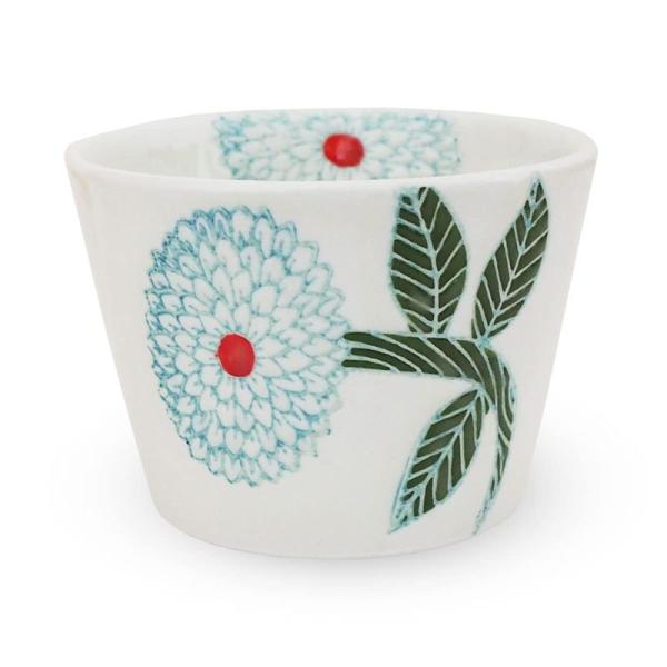 【商品名】　J-kitchens プレミアム ダリア 湯呑み 波佐見焼 日本製 【商品説明】　・ひとつひと手作業で仕上げていますので画像と色合い等、異なる場合がります。・サイズ（約）：径8.9x高さ6.3cm 重量：135g・ダリアの花を北...