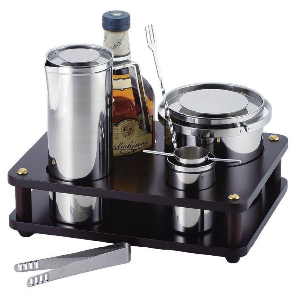 【商品名】　佐野製作所 Mr.スリム スイート水割りセット MR-642 日本製 【商品説明】　・サイズ／ウォーターポット：13.7×8×20.2cm、アイスペール：φ13.5×12cm、木台サイズ／29.6×22.6×8.2cm・内容／ウ...