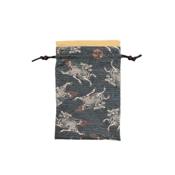 【商品名】　御朱印帳入れ 巾着袋 御朱印帳袋 御朱印帳ケース 日本製 和柄 (麒麟 グレー) 【商品説明】　・マチがないので、巾着袋がもたつかずにすっきりと収納することができます。・和柄で巾着袋タイプの御朱印帳袋です。裏地付きで持ち運びも安...