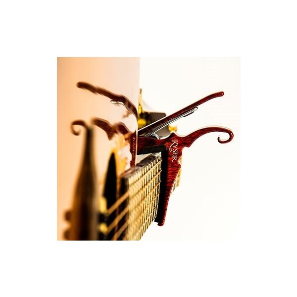 Kyser Quick-Change は、精巧にデザインされた高耐久性のカポタストです。チューニングやコードフォームを変えずにギターのピッチを上げて異なるキーで演奏するという、カポタスト本来の目的を確実に果たしてくれる製品です。初心者か熟練...