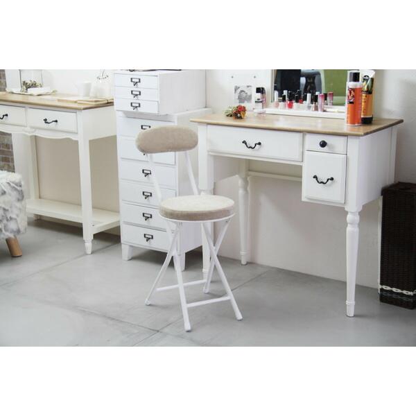 【北欧デザインのシンプルな折りたたみスツール】コンパクトながらも座面と背もたれにクッションが備わり、快適な腰掛けを提供します。隙間収納にも活用でき、カウンターやバーでの使用にも適しています。キャップ付きの脚部とロック機能が安定感を提供し、ス...