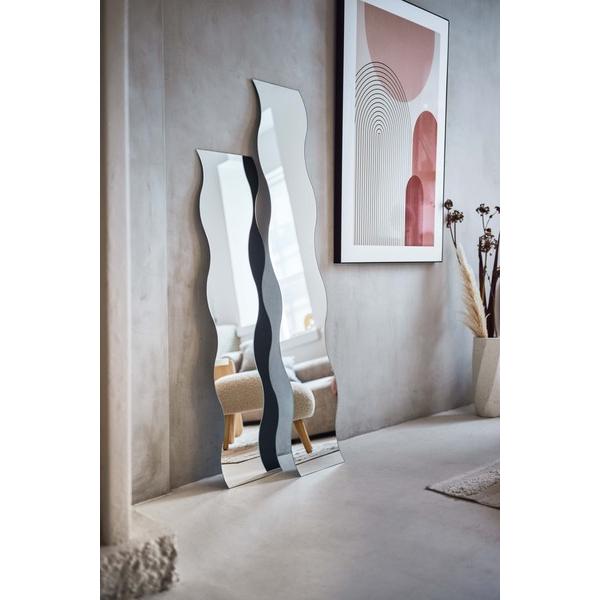 空間にやさしい印象を与える、美しい曲線デザインのウォールミラー。丸みのあるフォルムが、お部屋をやわらかく上品な雰囲気に演出。インテリアとしても映える、存在感のあるデザインです。ミラーには飛散防止加工を施しており、万が一割れてしまった場合でも...