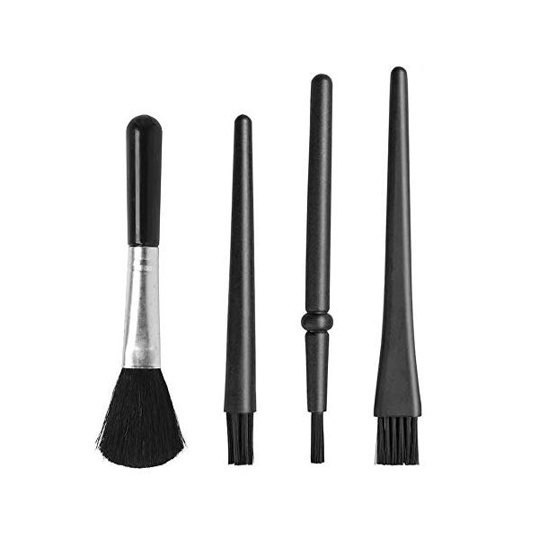 ・ブラック  ・表面に付いたホコリやゴミを取り除ぎ、汎用性が高いクリーニングブラシブラシです。清潔で持ち運びにも便利です。・【素材】高品質のプラスチック製。堅い毛先のブラシ3本は導電性繊維の素材も採用されております。ホコリの再付着を防ぐこと...