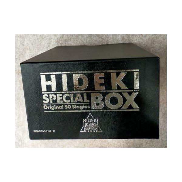 デビュー曲「恋する季節」から「一万光年の愛」までの50曲＋ボーナスシングル「恋は眠れない」の51枚セット盤:A-　ジャケット:B （レコード袋少しシミあり）レコード盤　A-:軽いキズ　B+:数か所のすりキズ　B:深くはないが目立つキズあり　...