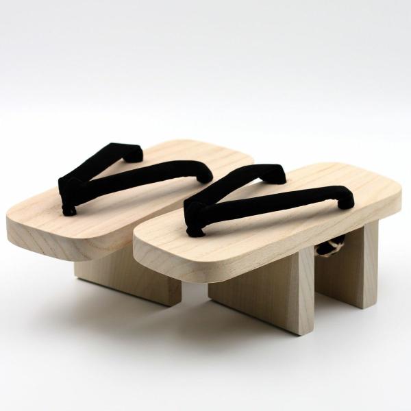 ■和装でも洋装でも履ける二枚歯高下駄です。着物や浴衣はもちろん、ジーンズにも合わせれる白木の桐下駄です。通常の二枚歯の下駄よりも歯の高さがあるので、見た目にも迫力がある本格派の下駄です。履き慣れるまでは歩きづらいかもしれませんが、慣れると健...