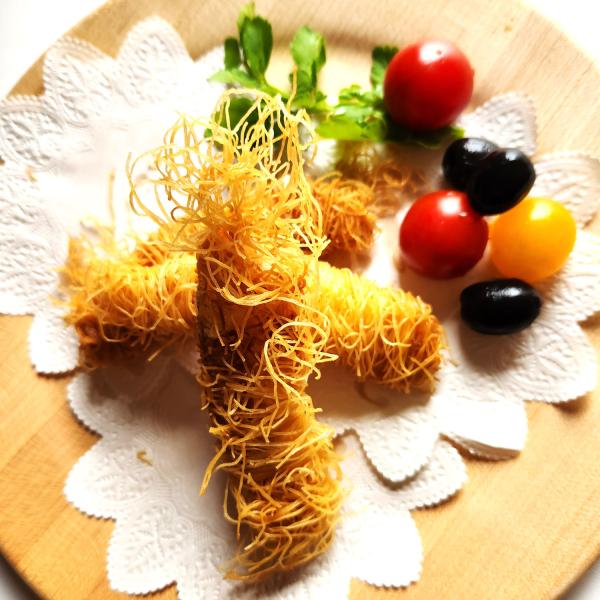 白身魚のキスフィレにカダイフを丁寧に手巻きしました。 柔らかな口当たりのキスとサクサクに揚げたカダイフの食感のコントラストが美味しさを更に引き立てます。揚げるだけで華やかにパーティが盛り上がります。 冷凍のまま約3分揚げるだけの簡単調理、急...