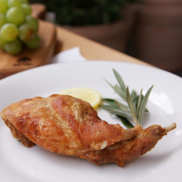 骨付きウサギのもも肉です。皮無骨付もも肉2本パック約340g〜500g※商品の形状から真空パックが漏れやすくなっています。商品に問題はありませんのでご安心してご利用ください。【商品詳細】［保存方法]長期保存には冷凍保存。半解凍で 小分けにし...