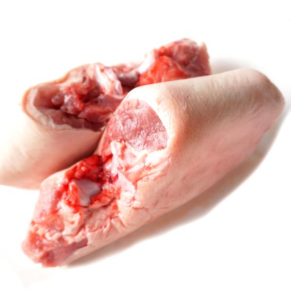 ドイツ料理といえばソーセージとアイスバイン！！ミュンヘン名物の骨付きすね肉を柔らかく煮込んだドイツの代表的な料理この商品は豚前足の皮つき骨付きすね肉、味付けしてありません。加熱はしてありません。仕込みから作っていただくお肉です。調理方法：解...