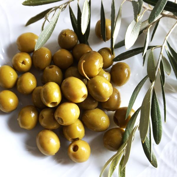 大粒で肉厚、柔らかく甘みがあるスペインの 代表的なオリーブ「マンザニラ」の、実にアンチョビ ペーストを詰めました。おつまみはもちろん、刻んで料理に、など幅広く使えます。1930年代にホセ・ルー氏によってスペインのサラゴサで創業されたオリーブ...