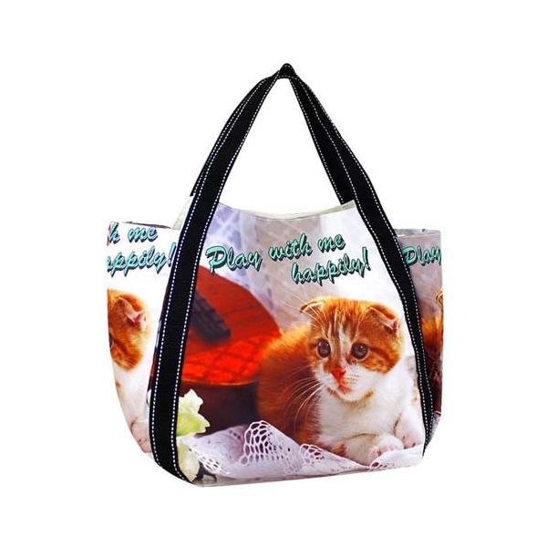 猫柄と丸いフォルムがかわいいバッグです。天ファスナーがついています。内側には小物を入れられるポケットとファスナーポケット、両サイドにはペットボトルなどが立てられるベルトがついています。サイズ：高さ36×横幅（上辺48・下辺36）×マチ21....