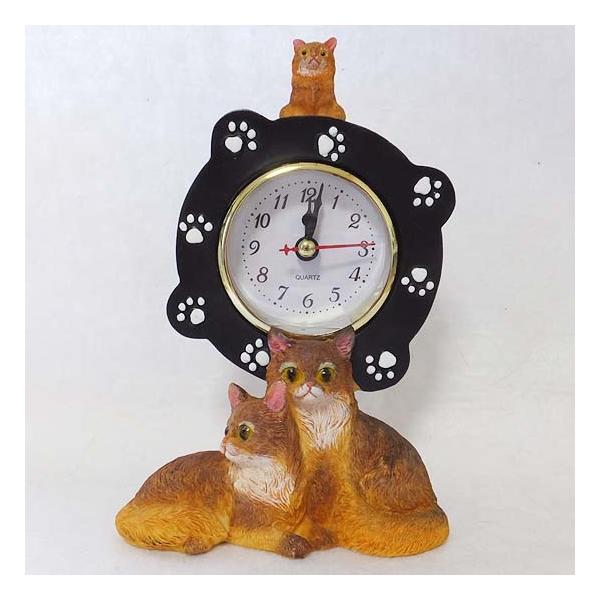 猫好きにはたまらない、かわいい置き時計です。てっぺんの猫ちゃんは振り子で動きます。ひとつひとつハンドペインティングで仕上げています。サイズ：約5.5×11.5×19.5cm単3電池×1本使用（別売）素材：ポリレジン(プラスティック素材)