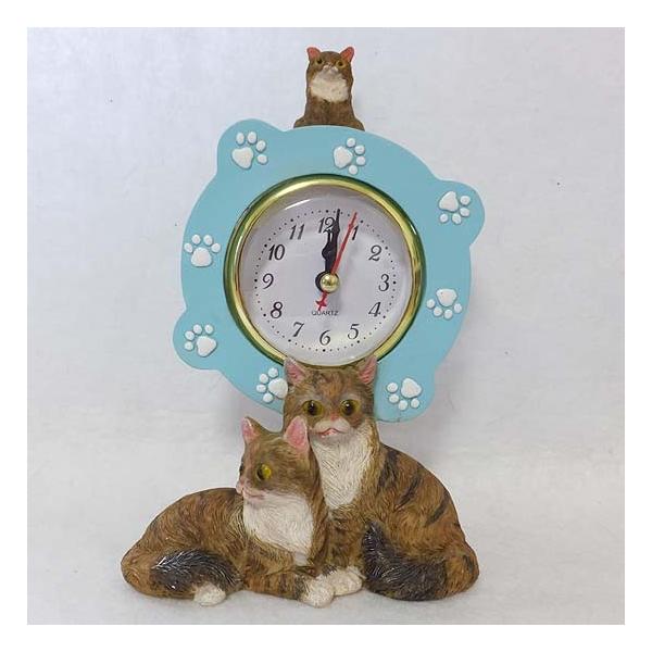 猫好きにはたまらない、かわいい置き時計です。てっぺんの猫ちゃんは振り子で動きます。ひとつひとつハンドペインティングで仕上げています。サイズ：約5.5×11.5×19.5cm単3電池×1本使用（別売）素材：ポリレジン(プラスティック素材)