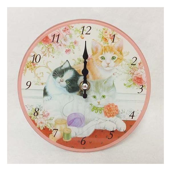 猫のイラストが可愛い時計です。置き型と壁掛け型、どちらでもご利用いただけます。これがあるだけで、お部屋がおしゃれな雰囲気になりますね。サイズ：直径17cm素材：ガラス単3電池1本使用（別売）
