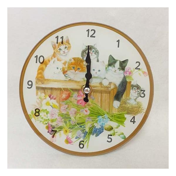 猫のイラストが可愛い時計です。置き型と壁掛け型、どちらでもご利用いただけます。これがあるだけで、お部屋がおしゃれな雰囲気になりますね。サイズ：直径17cm素材：ガラス単3電池1本使用（別売）