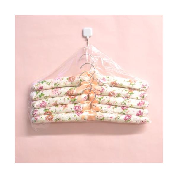 かわいい薔薇柄デザインのおしゃれハンガーです。中心のリボンがアクセント。厚みがあり中綿が入っているので、掛ける洋服が型くずれしにくくなっています。同柄5本セットでのご提供です。※重いものは掛けないで下さい。サイズ：幅約39cm×高さ4cm素...