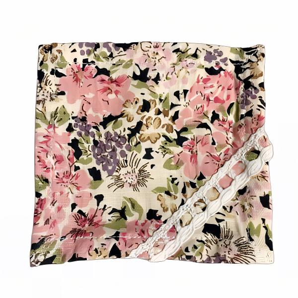 花柄にレースをあしらったエレガントなコースターです。柔らかい布素材で、飲み物をしっかり受け止めてくれるので、安心してご使用いただけます。一枚一枚手作りの為、柄の出方やサイズに違いがありますのでご了承ください。サイズ：約10×10cm素材：綿...