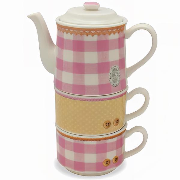 「Cucito クチート」イタリア語で裁縫という意味。布地やボタン柄でほっこり温かみのある雰囲気です。2人分のカップとポットがセットになっており、特別なひとときを演出します。大切な人との会話が弾むこと間違いなしです！サイズ：ポット：φ8.5...