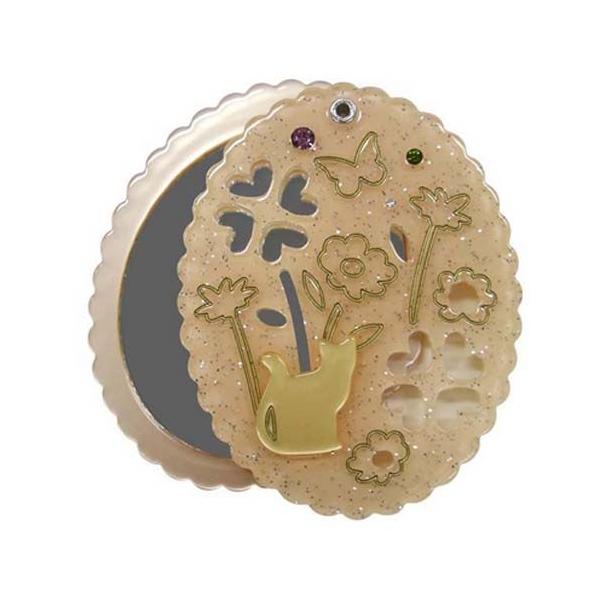 猫モチーフをあしらったデザインが素敵なコンパクトミラーです。サイズ：横約6.5×縦約8.3cm素材：アクリル樹脂【ゆうパケット可】